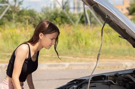 자동차 고장 도로에 여자 드라이버는 도움을 기다리고 열린 후드와 슬픈 가는 길에 문제 18 19세에 대한 스톡 사진 및 기타 이미지 18 19세 교통수단 깨짐