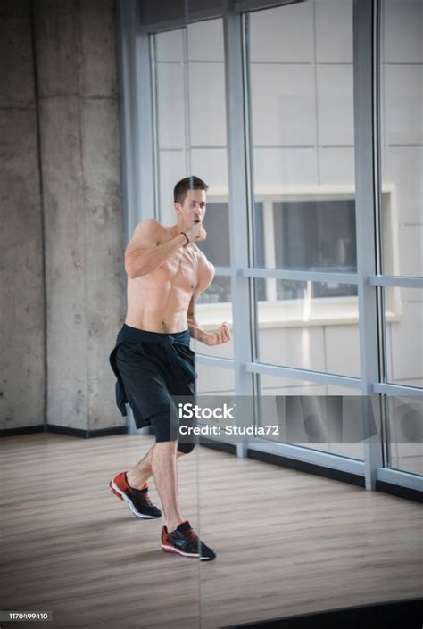 스튜디오에서 싸우는 포즈를 취하고 서있는 운동 선수 복서 거울을 보고 건강한 생활방식에 대한 스톡 사진 및 기타 이미지 건강한 생활방식 결심 근육 Istock