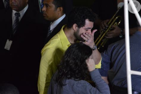 Foto Roberto Filho De Reginaldo Rossi Se Emociona No Enterro Do Pai