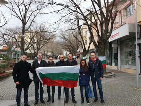 ПП ГЕРБ Сливен Младежи от ГЕРБ украсиха с български знамена главната улица на Сливен