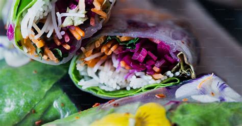 랩을 곁들인 음식 한 접시와 디핑 소스 한 그릇 사진 Unsplash의 춘권 이미지