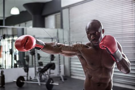 摆在照相机前面的年轻爱好健美者高清摄影大图 千库网