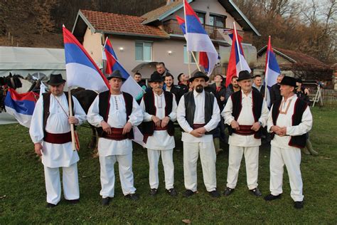 U Rano Jutro Usjekli Badnjak Badnji Dan U Potkozarju Počeo Masovnim Odlaskom U šumu Faktor
