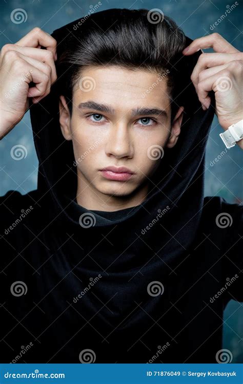 Jonge Knappe Tienerjongen Stock Afbeelding Image Of Koel