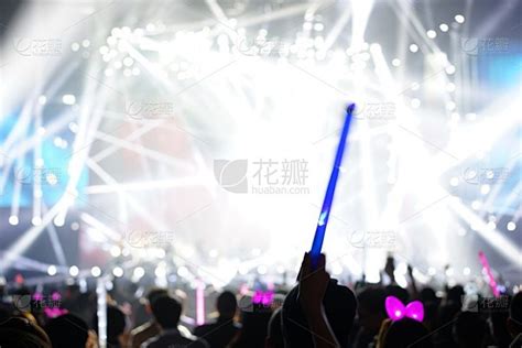 舞台上散焦的娱乐音乐会灯光