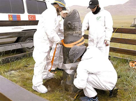 Турк Монголын мэргэжилтнүүд монголоос олдсон эртний хүн чулуун олдворуудыг сэргээн засварлахад