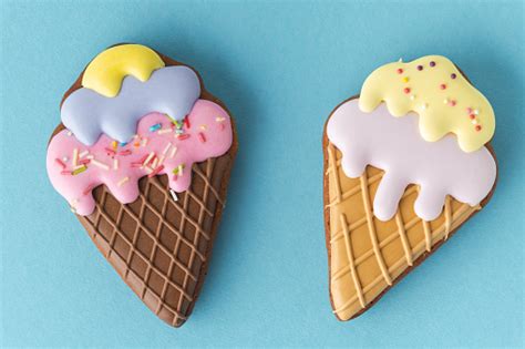 파스텔 색상이 장식 된 아이스크림 모양의 수제 진저 브레드 쿠키 빈티지 세련된 패스트리 배경 파란색 배경의 평평한 누워 냉동식품에 대한 스톡 사진 및 기타 이미지 Istock