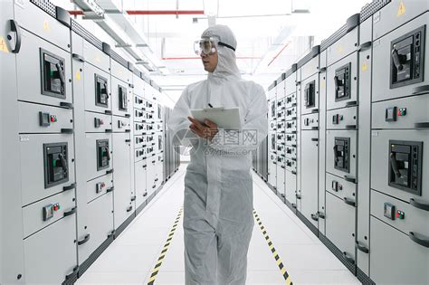 技术人员在工厂里工作高清图片下载 正版图片507669593 摄图网