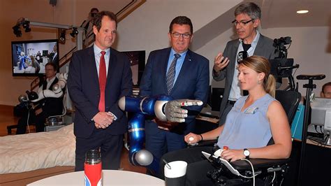 Staatsminister Pschierer Bei Der Projektdemonstration Smile