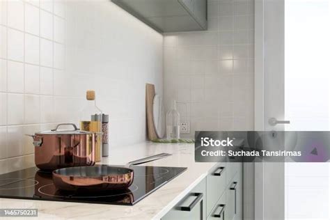 세이지 그린 모던 주방 카운터 흰색 대리석 조리대 인덕션 쿡탑 냄비 프라이팬 및 찬장 정사각형 흰색 타일 스플래시백 벽 0명에 대한 스톡 사진 및 기타 이미지 Istock