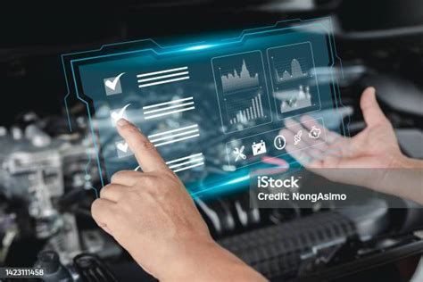 가상 화면 개념에 자동차 서비스 기술 서비스 직원 확인 및 서비스 작업에서 자동차의 분석 시스템 및 인터넷을 통해 정보를 기록 및 저장 스마트 체크리스트 온라인 사용 엔진에