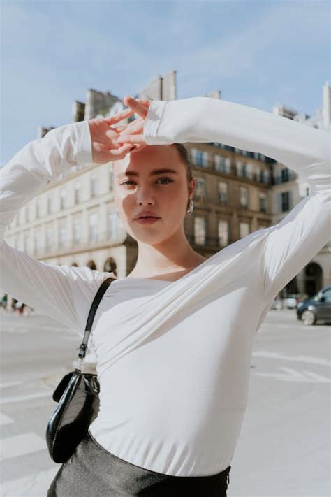 거리 거리 스타일 거리 패션 건물 건축 경치가 좋은 낮 도시 도시 풍경 도시의 도시의 삶 라이프스타일 모델 미니멀리스트 밝은 하늘 보그 세로