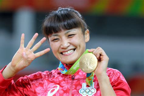 里约奥运：日本老将伊调馨女子摔跤58公斤级夺金 实现四连冠 日本频道 人民网