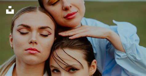 사진을 위해 포즈를 취하는 여성 그룹 사진 Unsplash의 무료 여자 이미지