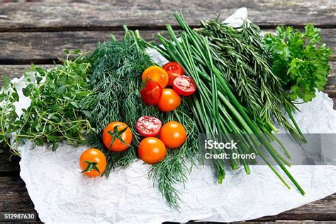 신선한 토마토 및 야채면 양파형 딜 로즈메리 파슬리 어떤 요리에 사용하더라도 쪽파는 백리향 가지 채소에 대한 스톡 사진 및 기타 이미지 Istock