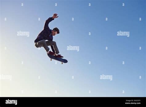 Ein Rad Tag Im Skatepark Ein Junger Mann Macht Tricks Auf Seinem