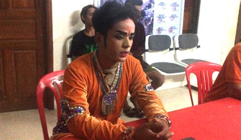 តួឯកល្ខោន បាត់ ម៉ូតូ ធ្វើ ឱ្យ ចាក់ ដោត អារម្មណ៍ … ទទួល អំណោយ សប្បុរសជន Khmerload