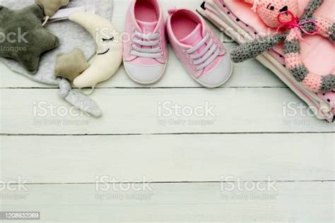 핑크 아기 소녀 신발 신생아 옷과 부드러운 장난감 복사 공간이있는 모성 교육 또는 임신 개념 인사말 카드 0명에 대한 스톡 사진 및 기타 이미지 Istock