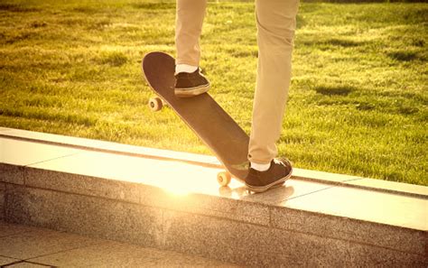 스케이트 보드에 매우 위험한 요소를 만들어 하는 절망적 인 남자가 거리에 대한 스톡 사진 및 기타 이미지 거리 도시 백인종 Istock