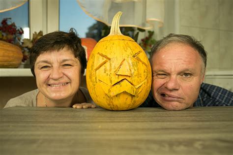 집에서 잭 오랜턴을 만들기 호박이 준비되었습니다 남자와 여자는 자신의 작품 웃음과 농담에 만족합니다 10월에 대한 스톡 사진 및 기타 이미지 Istock