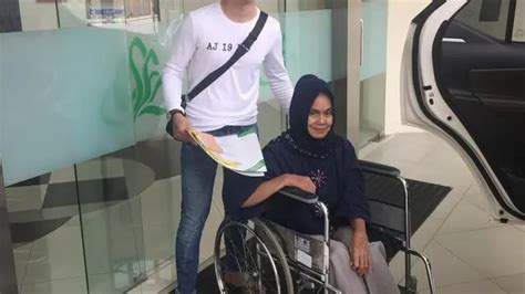 Setia Dampingi Saat Sakit Ini 7 Potret Kebersamaan Kiki Farrel Dan Ibu