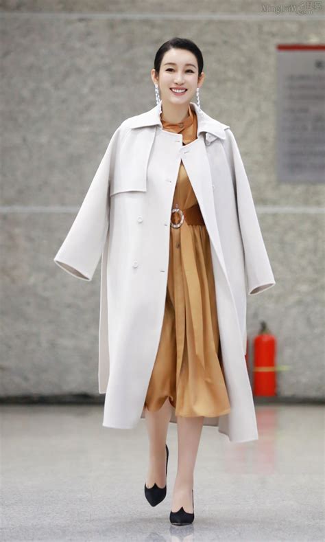 秦海璐一条黄色长裙配尖头高跟展现东方女性气韵（33） 图片 名腿网