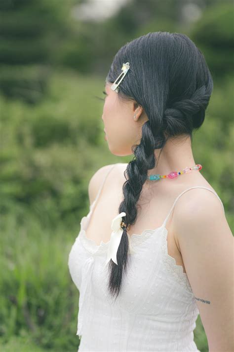 야외에서 땋은 머리를 한 우아한 여성 · 무료 스톡 사진