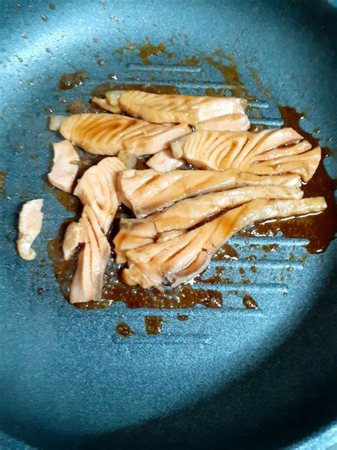 연어구이와 양파샐러드