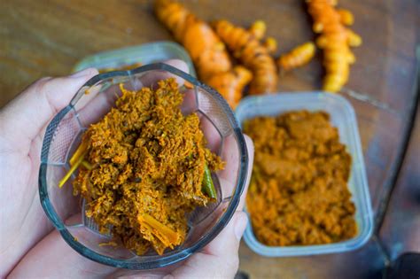 테이블에 다양한 향신료와 조미료의 스톡 사진 나무 배경에 가루로 빻은에 대한 스톡 사진 및 기타 이미지 가루로 빻은 강황