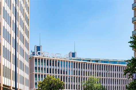 Oracle Data Center Modern Smart Architecture Technology Hub Cloud Computing Services Enterprise