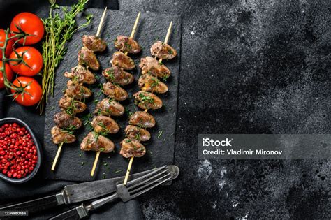 치킨 하트와 함께 구운 시쉬 케밥 검은 색 배경입니다 맨 위 보기 복사 공간 가금류에 대한 스톡 사진 및 기타 이미지 가금류 갈색 건강한 식생활 Istock