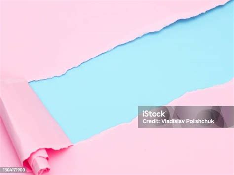 찢어진 분홍색 종이 시트 아래 파란색 시트 텍스트공간을 복사합니다 빈 템플릿입니다 0명에 대한 스톡 사진 및 기타 이미지 0명 가장자리 거친 Istock