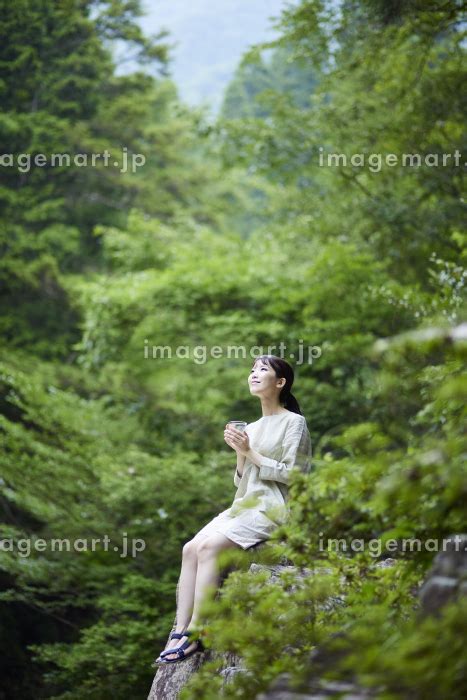 自然の中でコップに入った水を持つ女性の写真素材 193344048 イメージマート