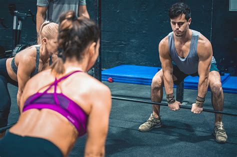 체육관에서 운동 수업 중에 핏 바와 함께 스쿼트 포지션 운동을하는 스포티 한 사람들의 그룹 단체에 대한 스톡 사진 및 기타 이미지 Istock