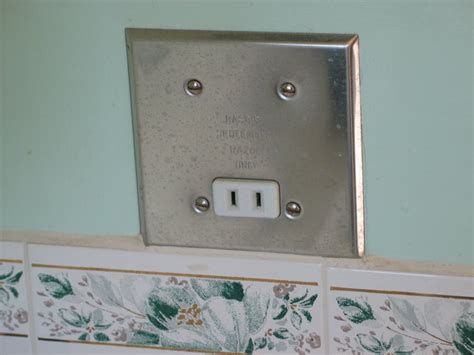 How To Replace A Razor Only Receptacle With A Gfci