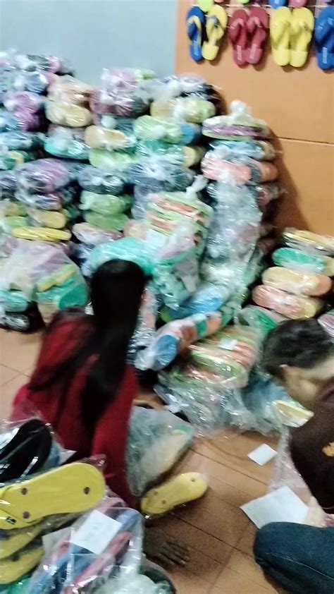 ขายจริง ส่งจริง เพจเราไม่ใช่ผี👻จ้าาา เกิบสองสี ขายดีไม่มีแผ่ว รองเท้าแตะแฟชั่นทูโทนหลากสี สวม