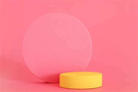 분홍색 배경에 노란색 연단 제품 화장품 프리젠 테이션연단 여유 공간 텍스트 또는 로고를 위한 공간을 복사합니다 미용 제품을 위한