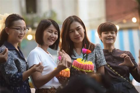 ประมวลภาพวันลอยกระทง 2566 คลองโอ่งอ่าง คึกคัก