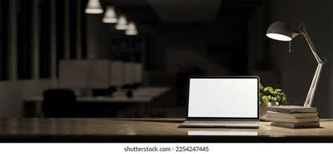 야간에는 노트북 백색 화면이 비추고 테이블 스톡 일러스트 2254247445 Shutterstock