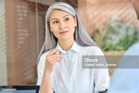 시니어 중년 아시아 사업가 교육 젊은 인턴 연수생 전문 적인 기술 현대 사무실에서 그룹 회의에서 세미나에서 학생들과 함께 하는