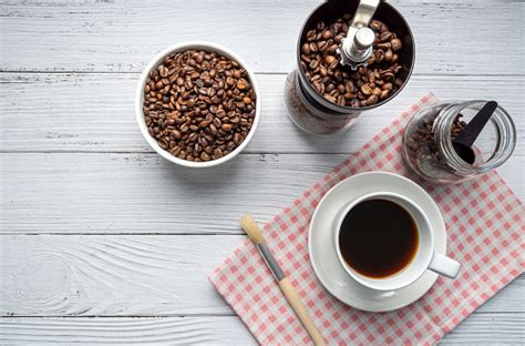 그릇 분쇄기 갈은 커피와 커피 컵에 아라비카 커피 콩 세트는 스코틀랜드 패턴에 맨 위 보기입니다 복사 공간을 복사합니다 음식과