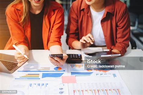 Usiness 팀 협업 재무 데이터 및 마케팅 분석 논의 성장 보고서 그래프 25 29세에 대한 스톡 사진 및 기타 이미지 25 29세 35 39세 가상현실 Istock