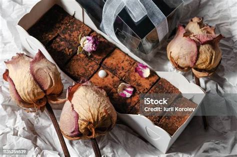 부드러운 수플레와 코코아 파우더로 만든 과자 원래 판지 상자에 장미 꽃잎과 진주로 장식 된 0명에 대한 스톡 사진 및 기타 이미지 Istock