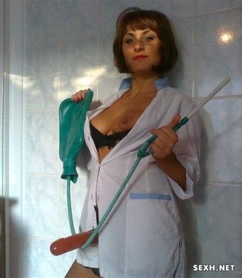 Тёлочки интенсивно тренируются раздеваться красиво Pic