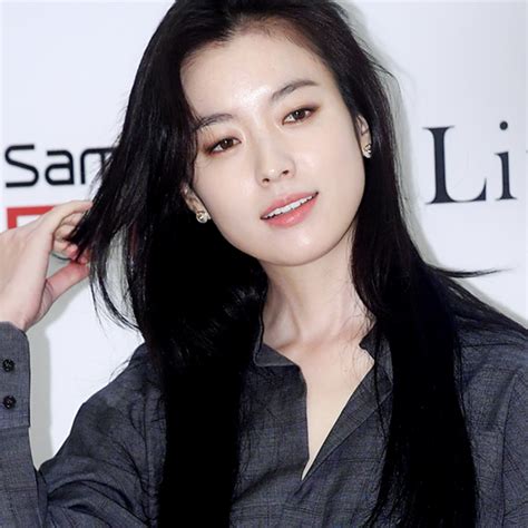 드뮤어룩에 찰떡이라는 한효주 400만원대 입생로랑 가방은 네이버 블로그