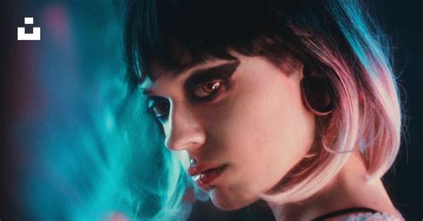 파란 드레스를 입은 여성이 담배를 들고 있다 사진 Unsplash의 무료 초상 이미지