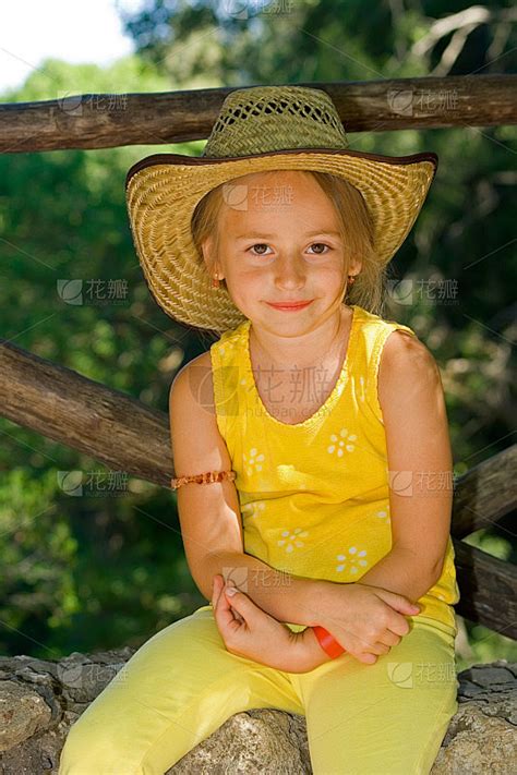 戴着帽子的可爱女孩