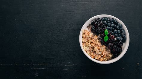 블루베리와 블랙베리 오트밀 에 나무 배경 최고의 볼 수 있습니다 텍스트에 대 한 여유 공간입니다 0명에 대한 스톡 사진 및 기타 이미지 Istock