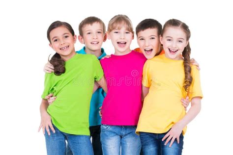 Группа в составе счастливые дети в красочных футболках Стоковое Фото изображение насчитывающей