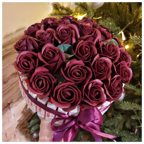 Подарунок з кіндер шоколадок Бокс з трояндами і солодощами Подарунок